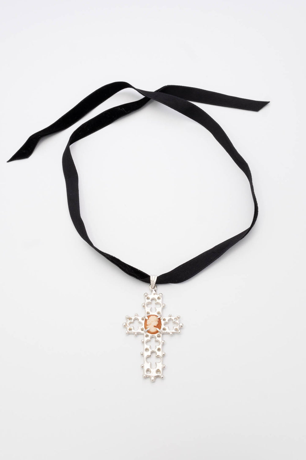 B213 / PHOEBE CUTLER STROMBUS CROSS CHOKER NECKLACE